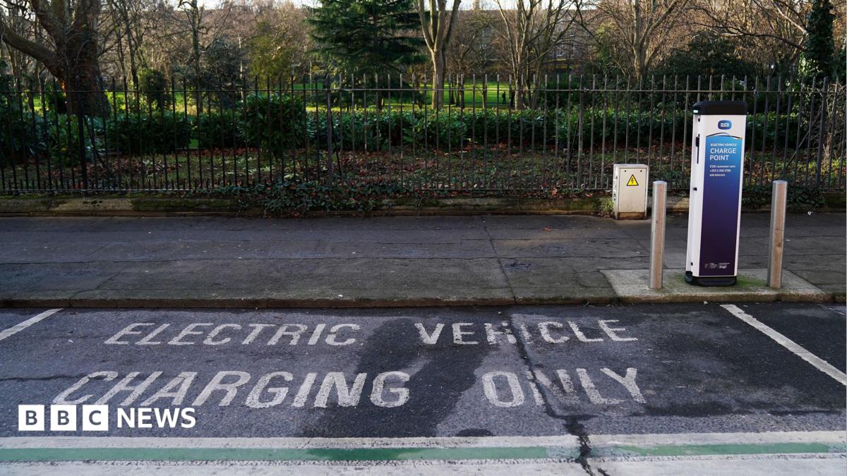 Electric vehicle charge points to be installed across Surrey - BBC News