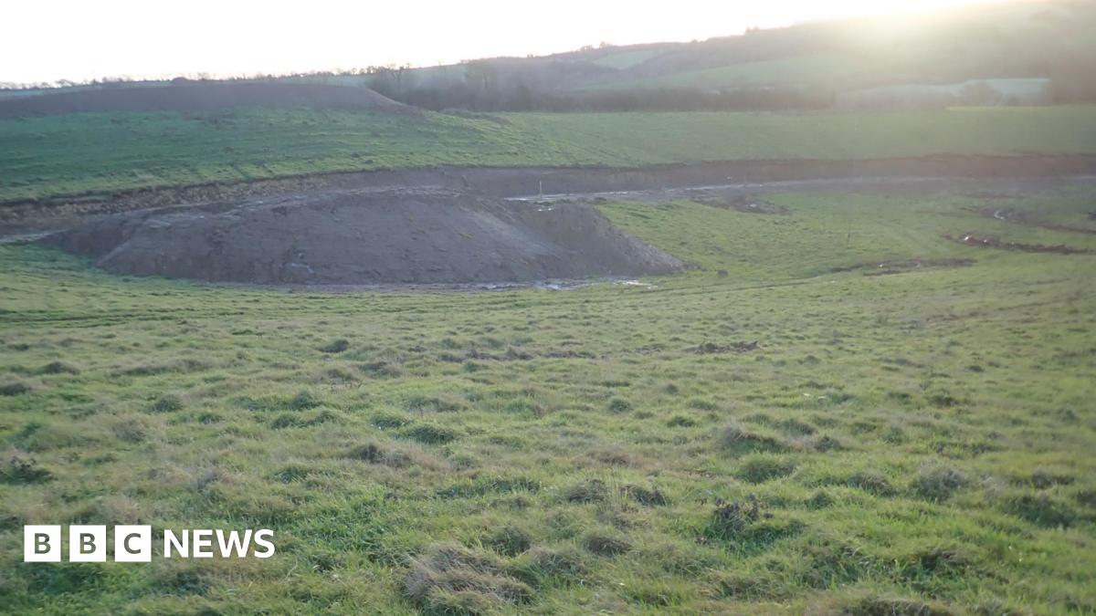 Permit 'likely' for controversial landfill site near Exeter - BBC News