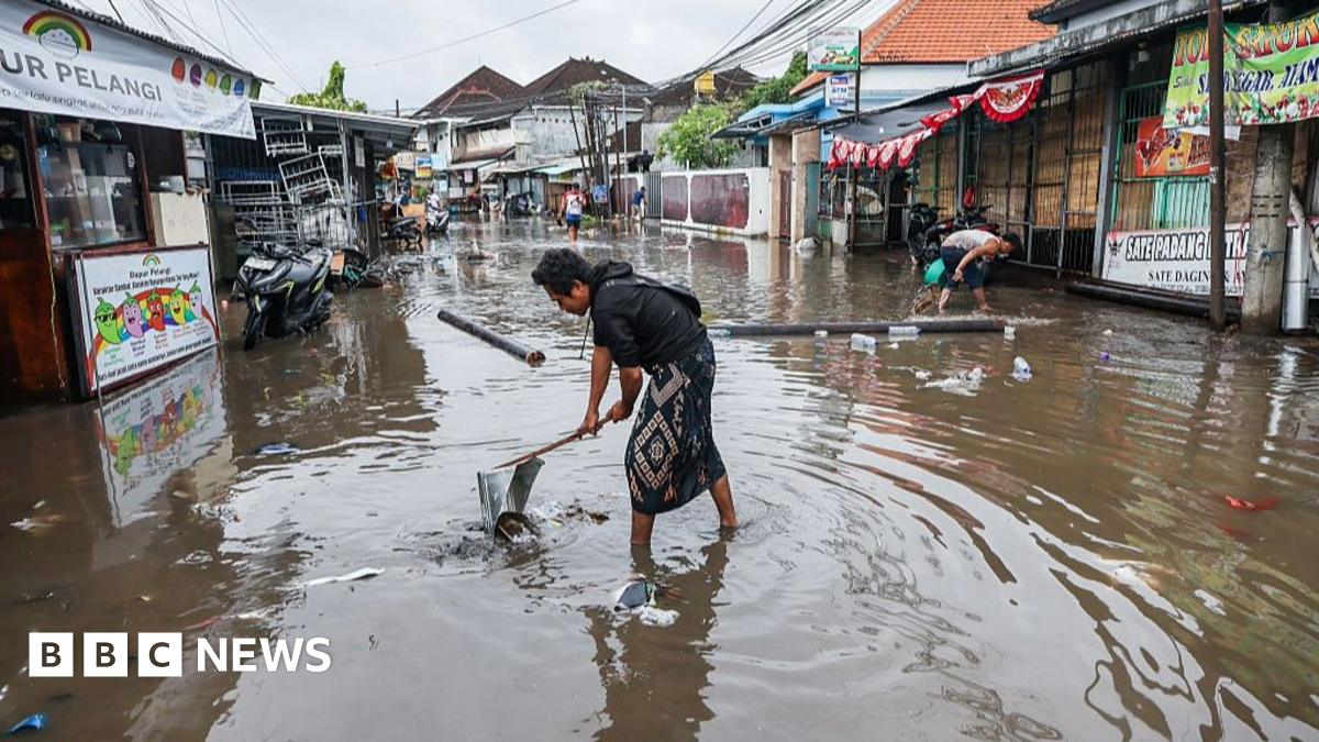 Bali's worst floods in a decade kill 14 - BBC News
