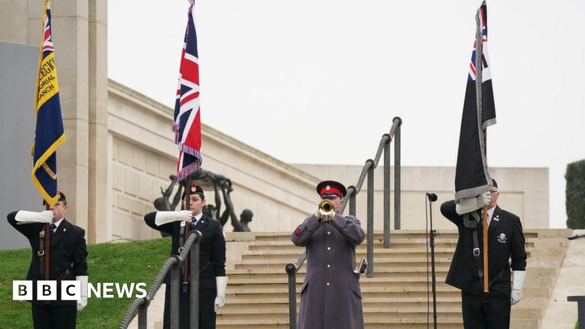 Remembrance Sunday events held in region - BBC News