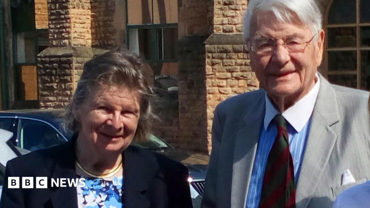 Nottingham lace maker has no plans to retire after MBE - BBC News
