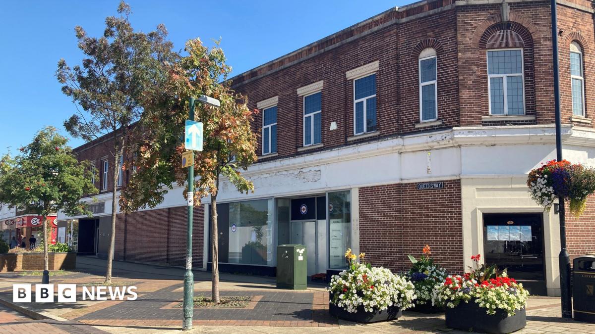 Call on retailers to take on empty Crewe M&S site - BBC News