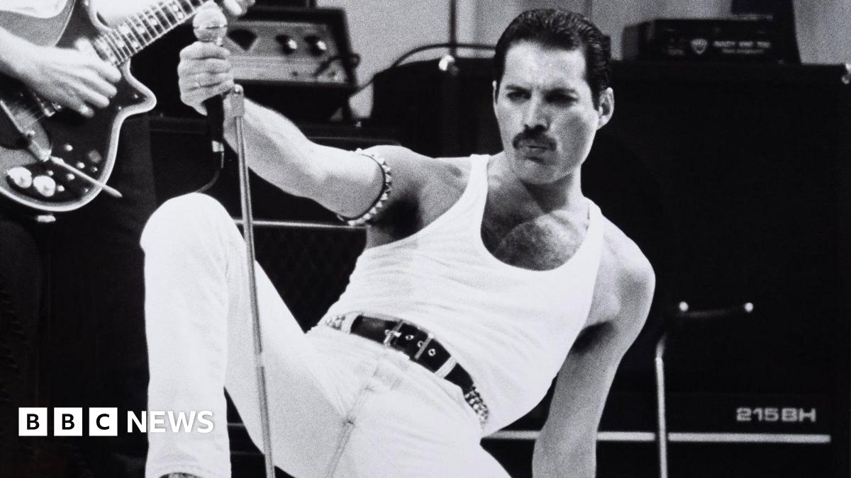 Hampshire photographer publishes book of unseen Live Aid photos - BBC News