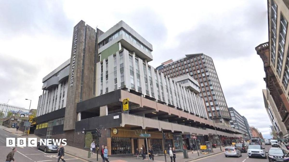 Strathclyde University scraps graduation fees - BBC News