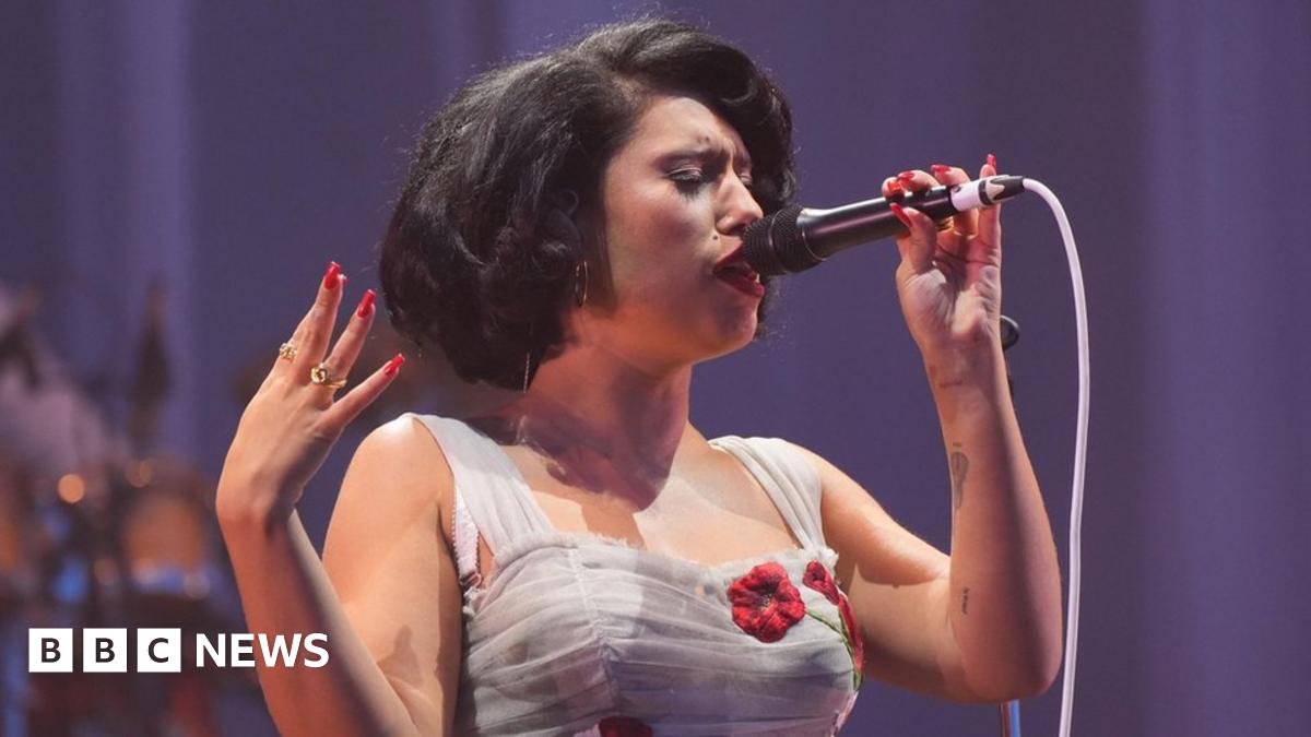 Raye lights up Radio 1 festival's main stage in Luton - BBC News