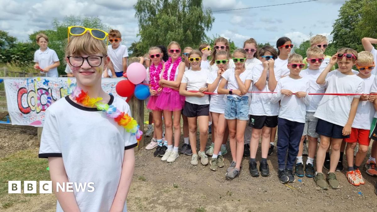 Devon school colour run fundraises for organ donor memorial - BBC News