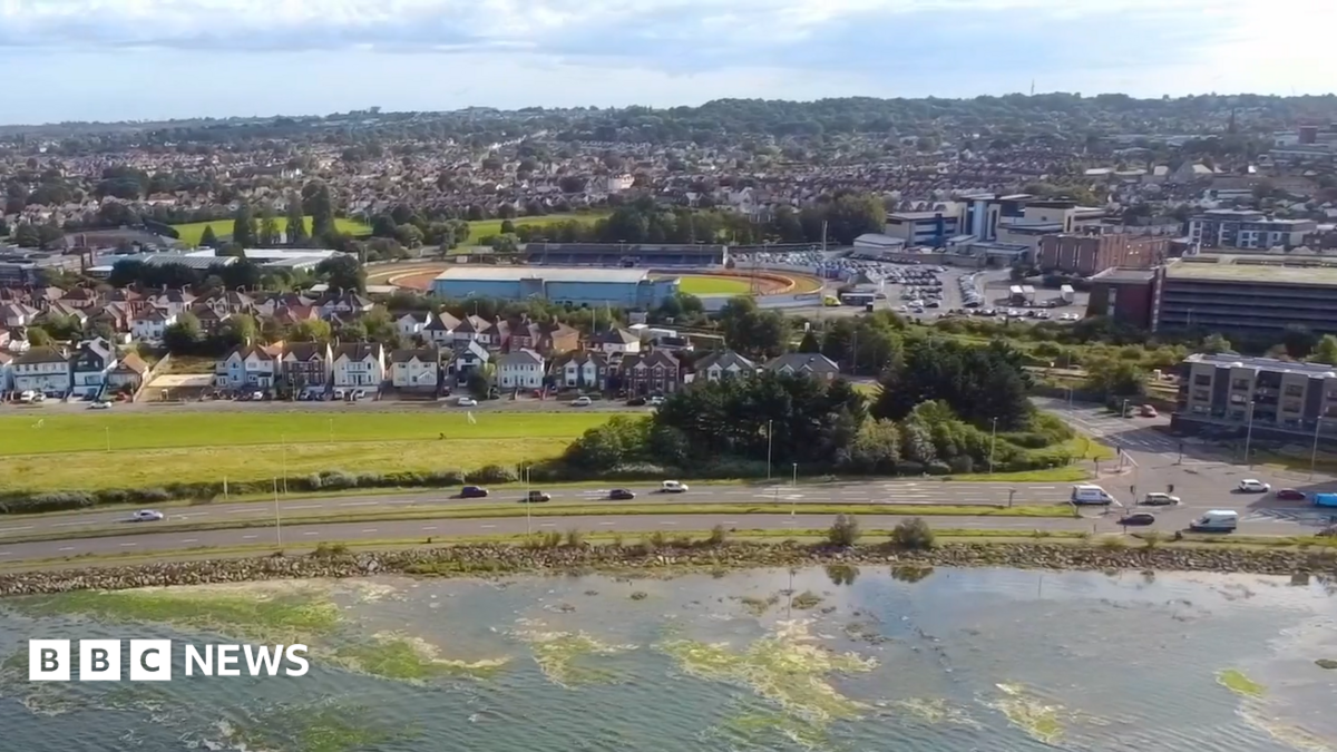 Poole flood defence construction delayed until 2026 - BBC News