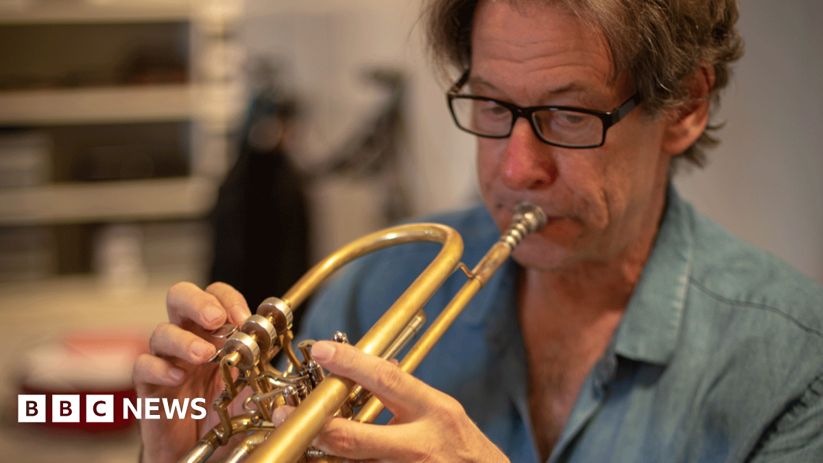 John Wallace: Tributes paid to 'extraordinary musician' - BBC News