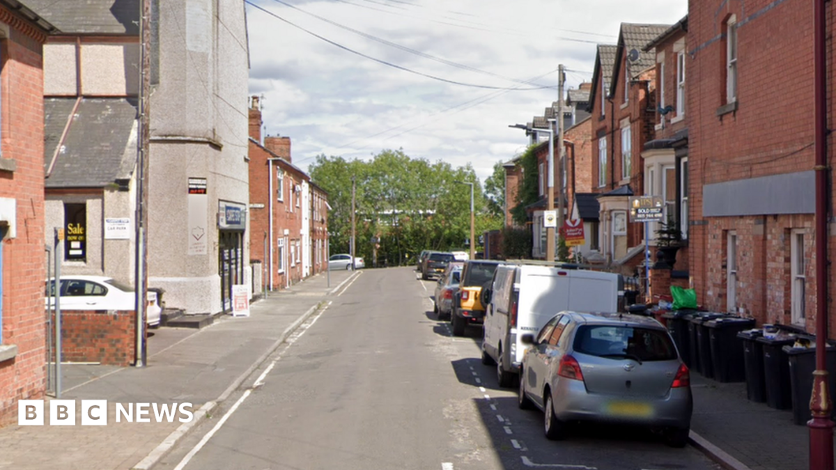 Ilkeston: Woman arrested on suspicion of murder after man dies - BBC News