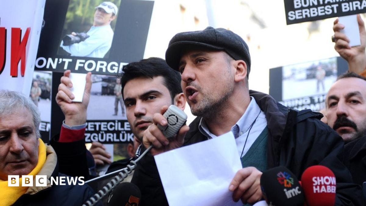 Turkish journalist Ahmet Sik held 'over tweet' - BBC News