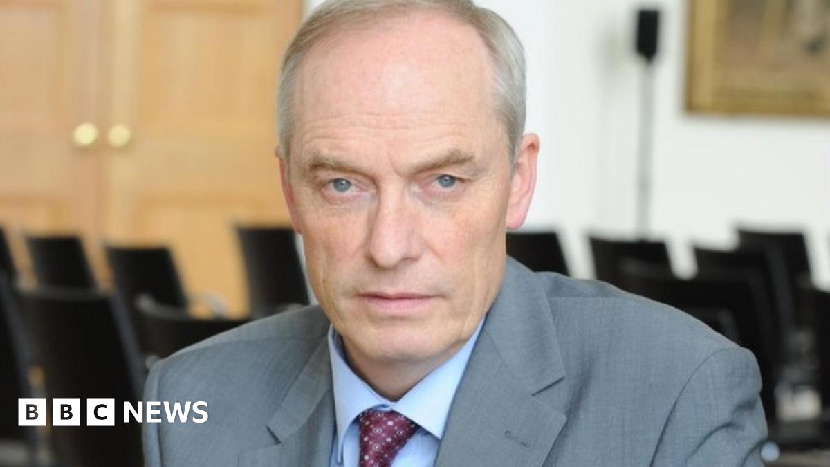 Bank of Scotland chief economist Donald MacRae to retire - BBC News