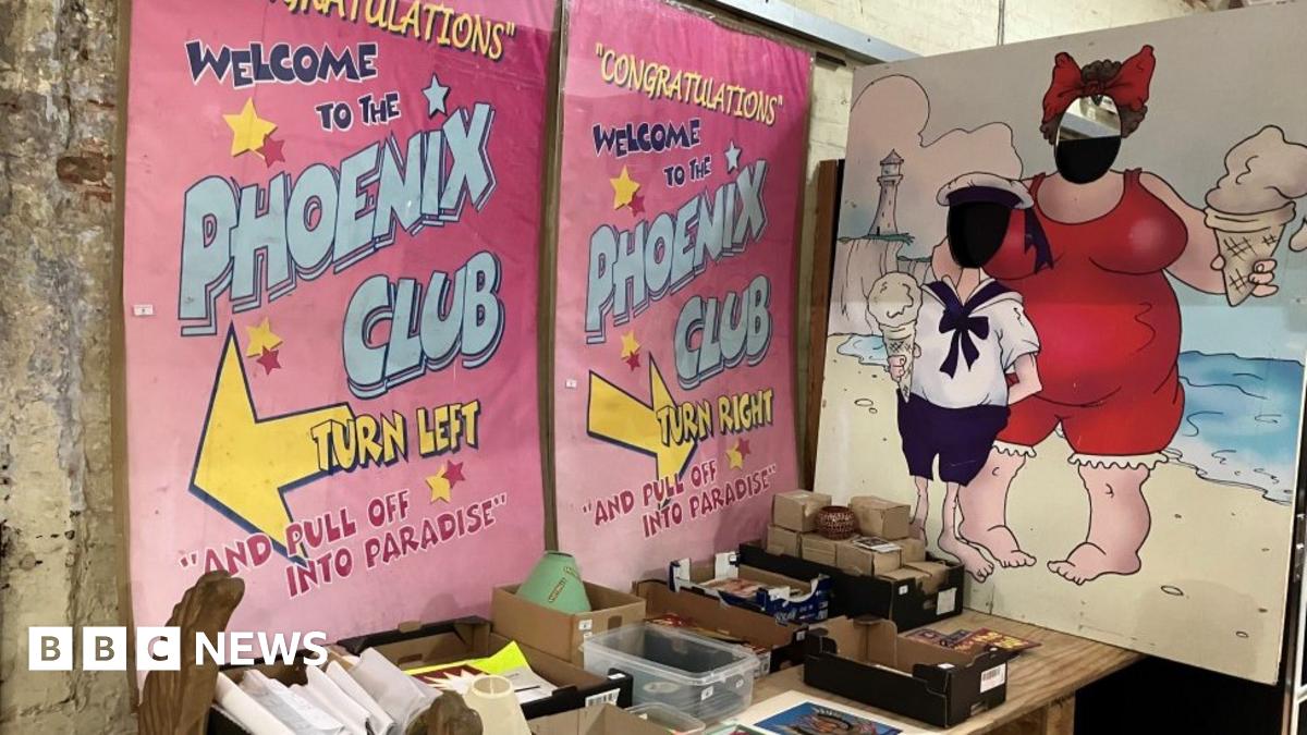 Peter Kay's Phoenix Nights props go under the hammer - BBC News