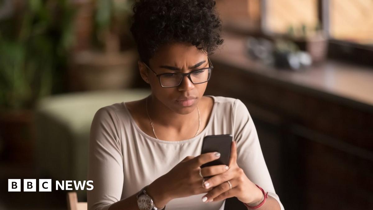 NHS warns of scam Covid-test texts - BBC News