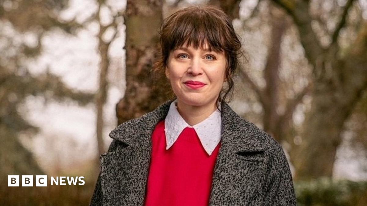 Theatr Clwyd announces new artistic director - BBC News