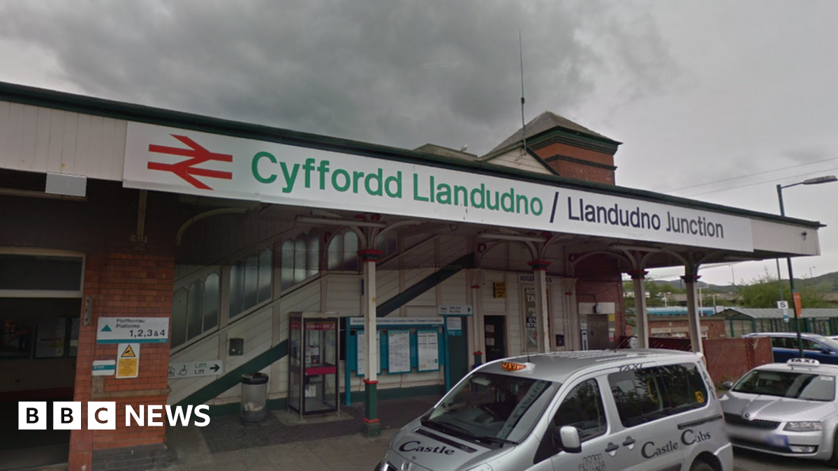 Fire-hit Llandudno Junction station shut until Thursday - BBC News