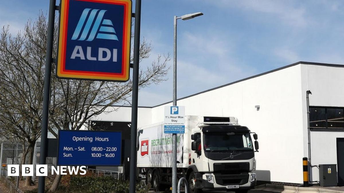 Pay rise for Aldi lorry drivers amid shortage - BBC News