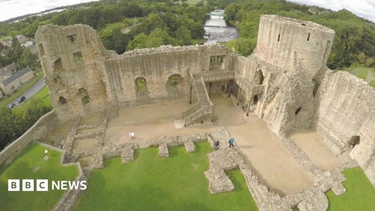 Barnard Castle: Calls to repair crumbling outer walls - BBC News