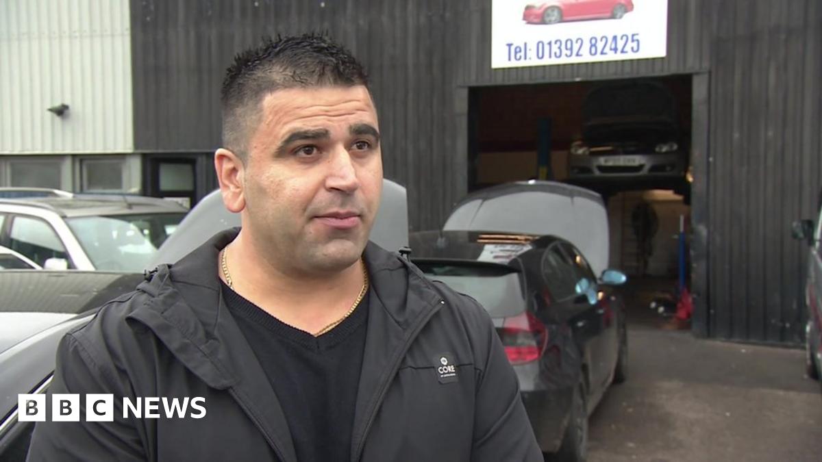 Devon brothers in plea over refugee father - BBC News