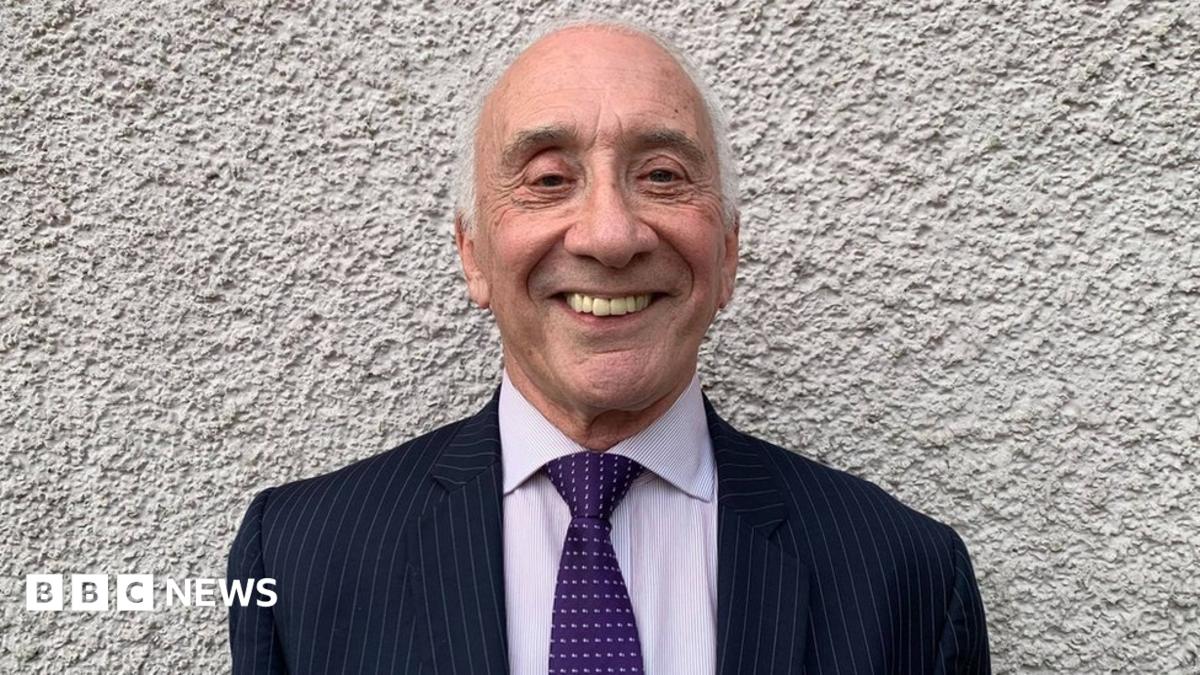 Leonard Singer: Long-standing Isle of Man politician dies - BBC News