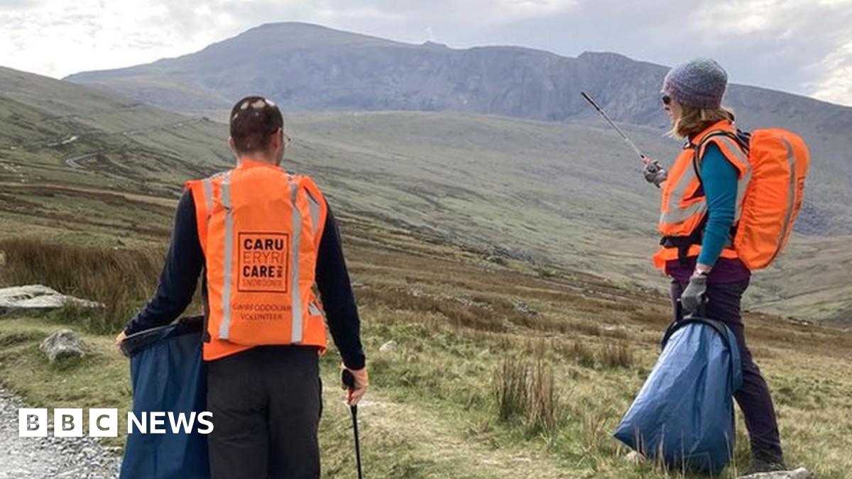 Snowdon: Volunteer litter pickers tackle rubbish - BBC News