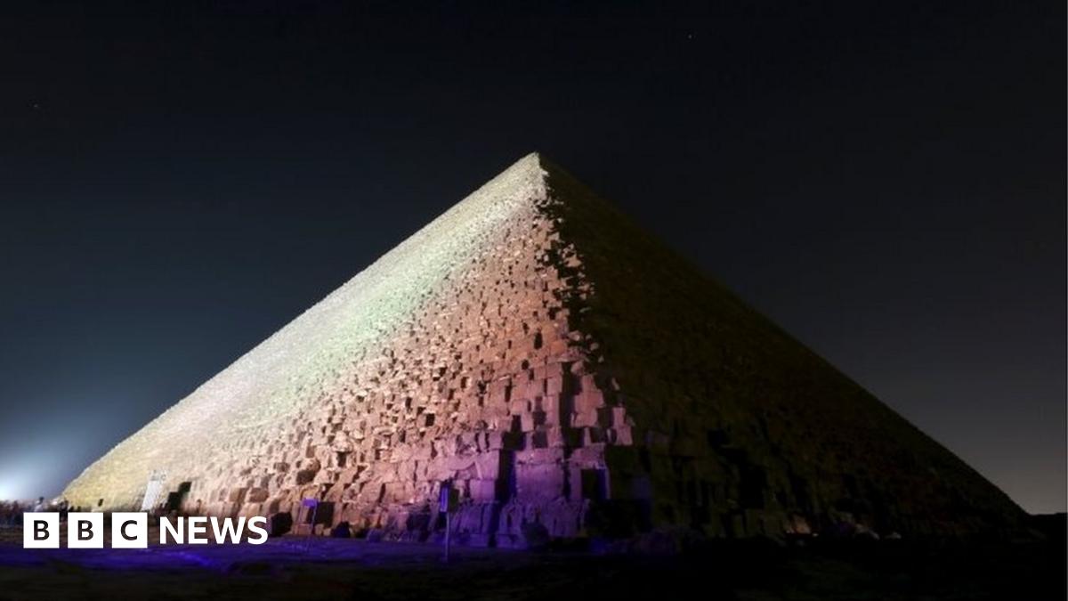Egypt pyramids scan finds mystery heat spots - BBC News