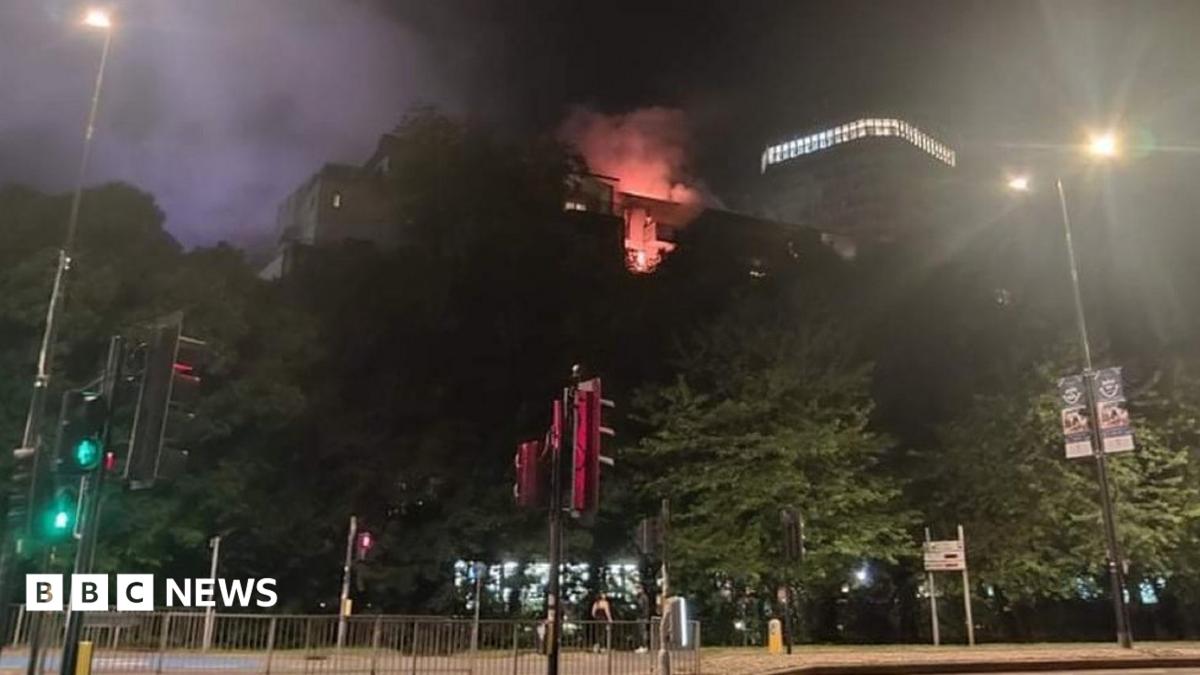 Cardiff Park Plaza fire: Four rescued from flat above hotel - BBC News