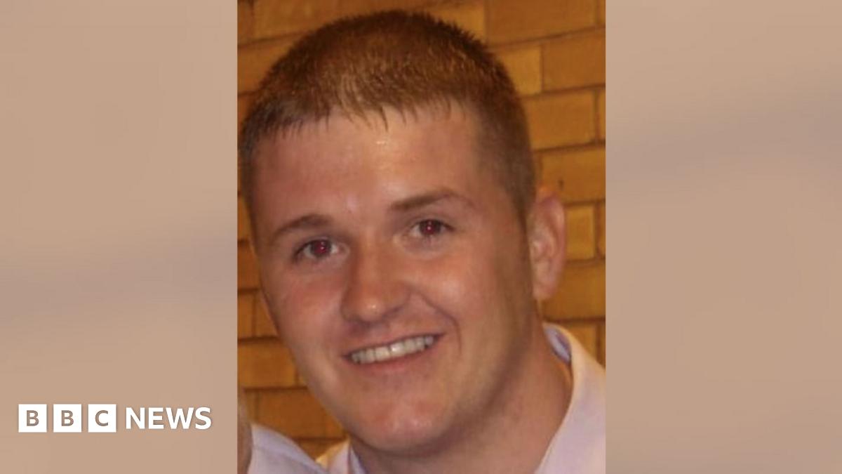 Murder victim shot on doorstep in targeted attack in Greenock - BBC News