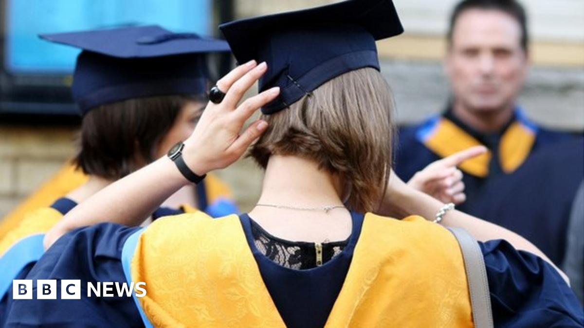 Funding honoured for EU students in UK - BBC News