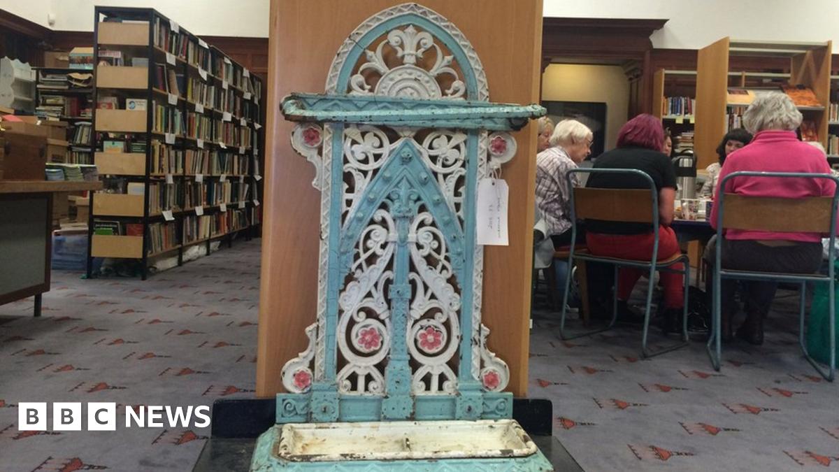 Glasgow Women's Library marks 25th anniversary - BBC News