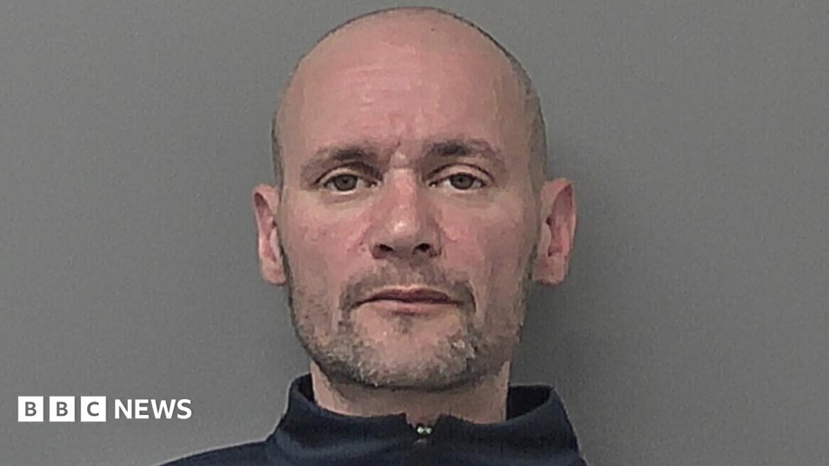 Hull: Man jailed for city centre police chase in stolen car - BBC News