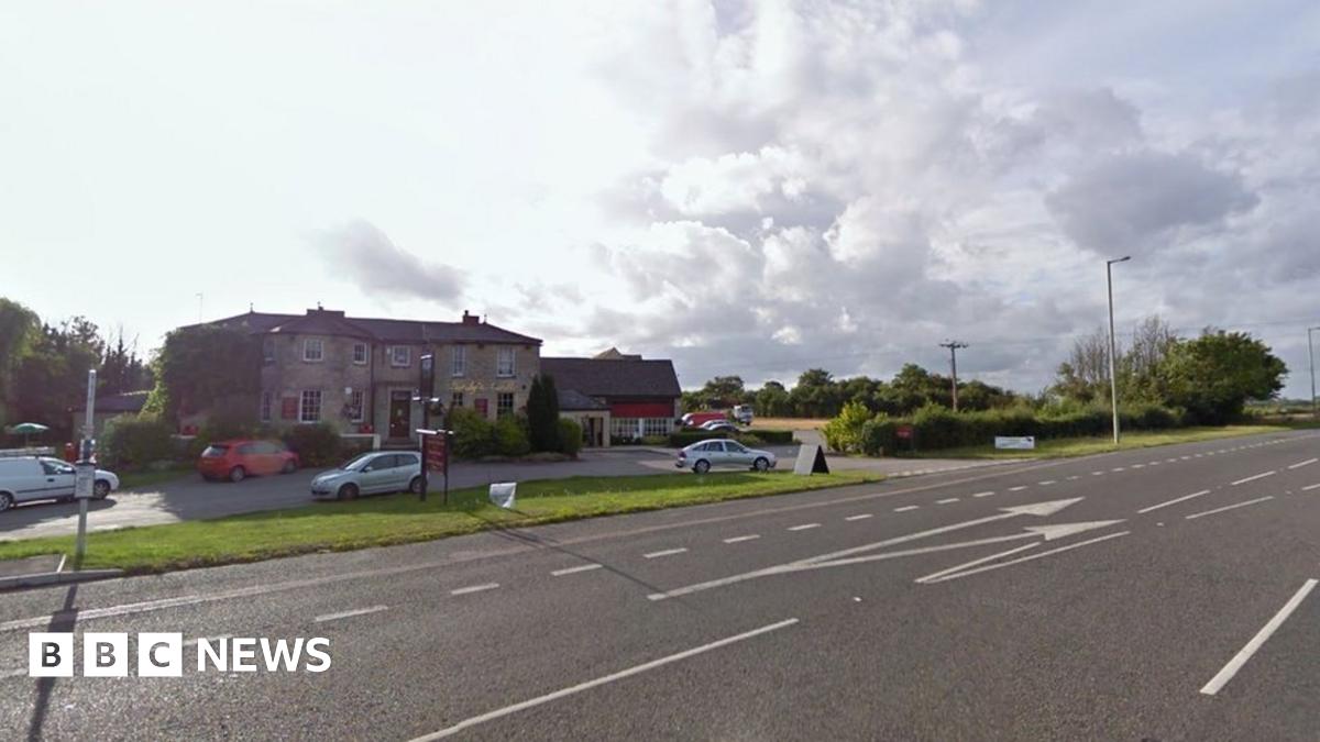 Kidlington crash: Cyclist dead and motorbike rider critically ill - BBC News