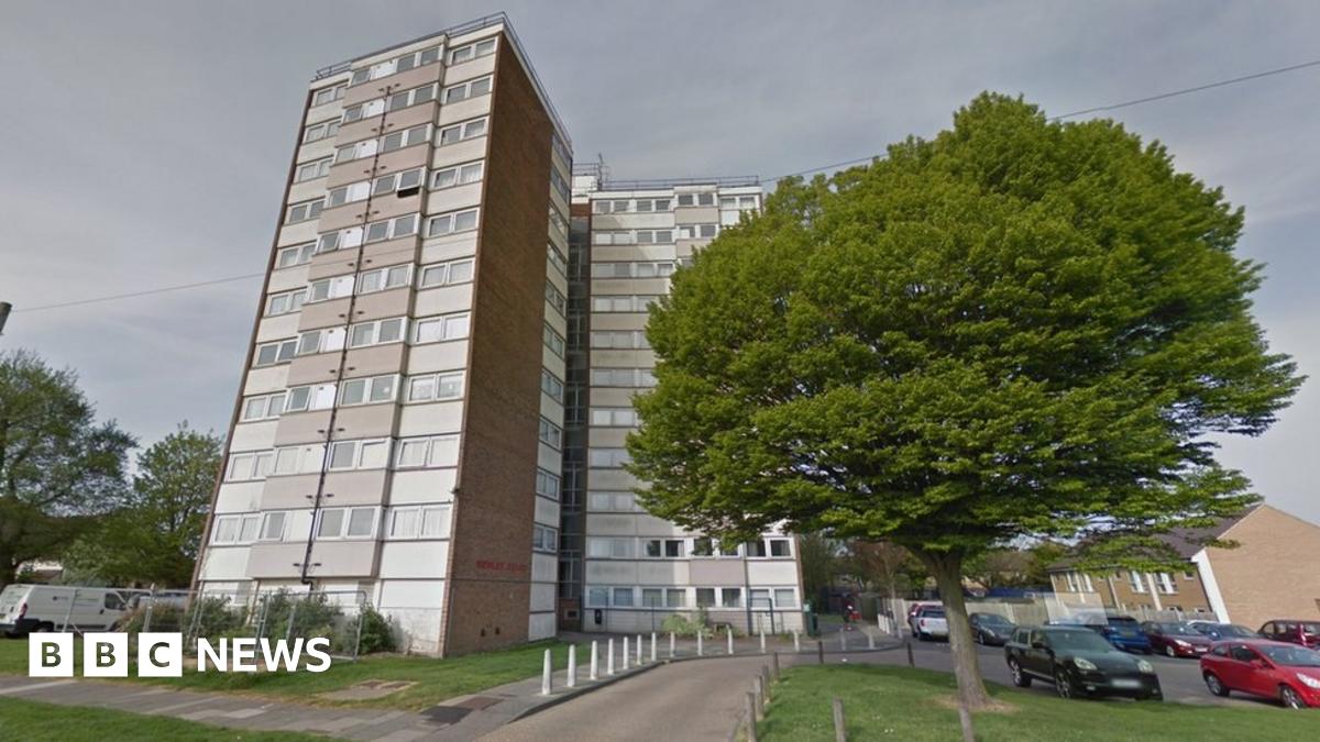 Southend death: Murder probe after woman falls from height - BBC News