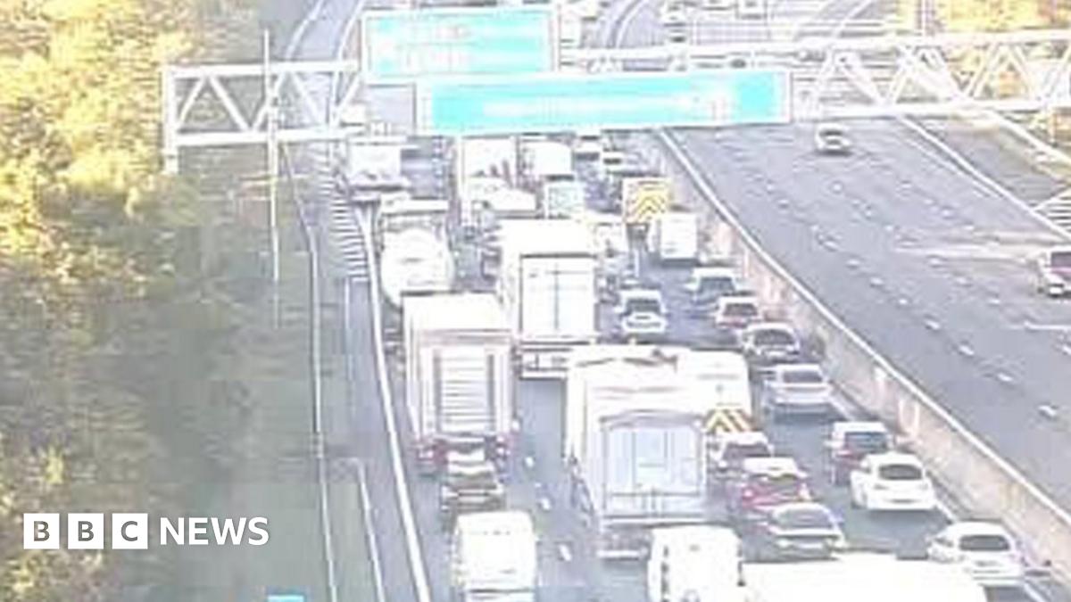 Lanes reopen after multi-vehicle collision on M1 in Derbyshire - BBC News