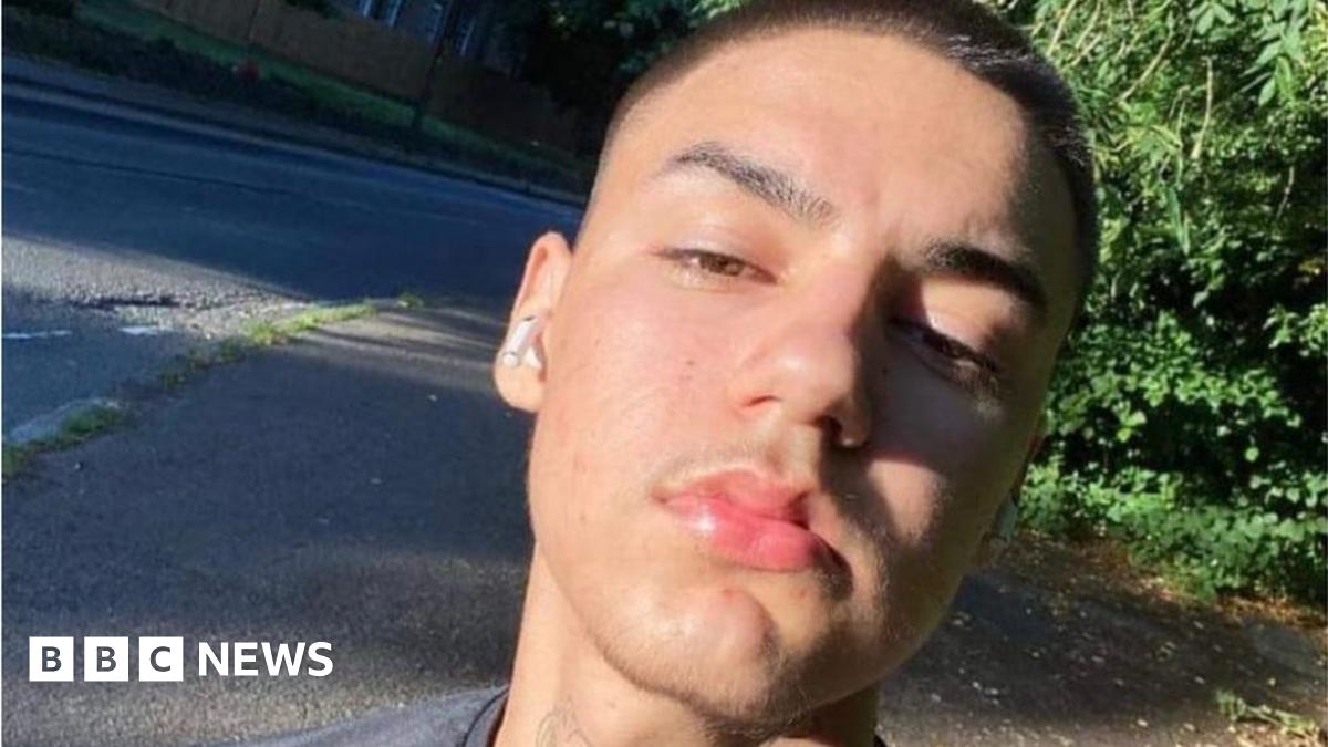 Murder investigation launched after man, 19, stabbed - BBC News