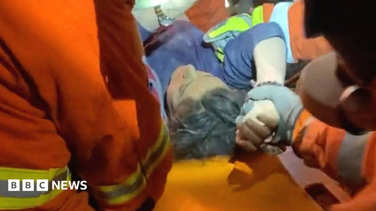 Hampshire firefighters in 25-hour earthquake rescue - BBC News