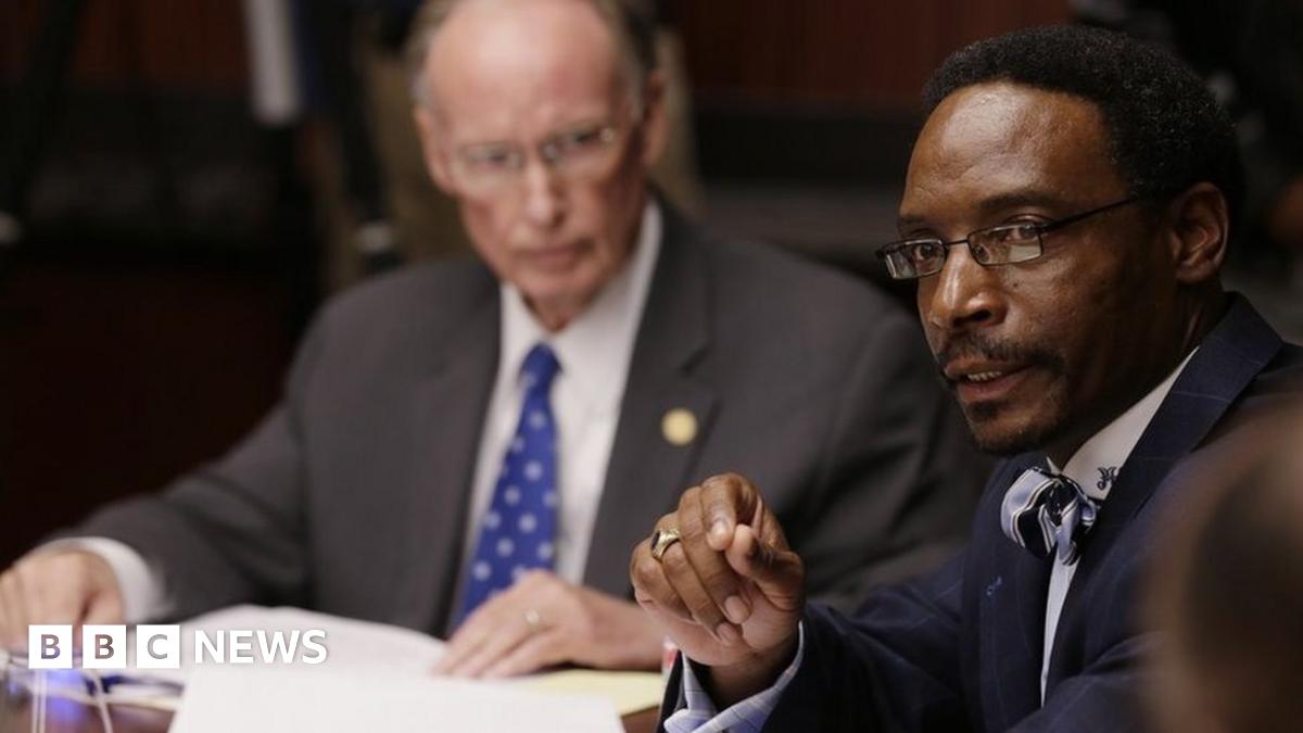 Alabama judge orders defendants to give blood to avoid jail - BBC News