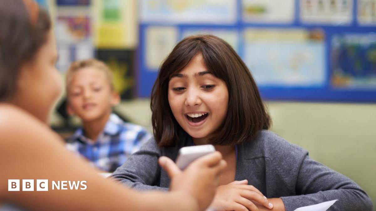 UN warns of risk of having smartphones in school - BBC News