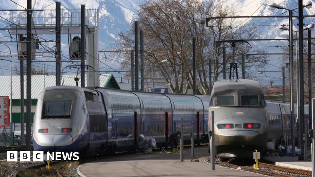 Three jailed over France 'train attack bluff' - BBC News