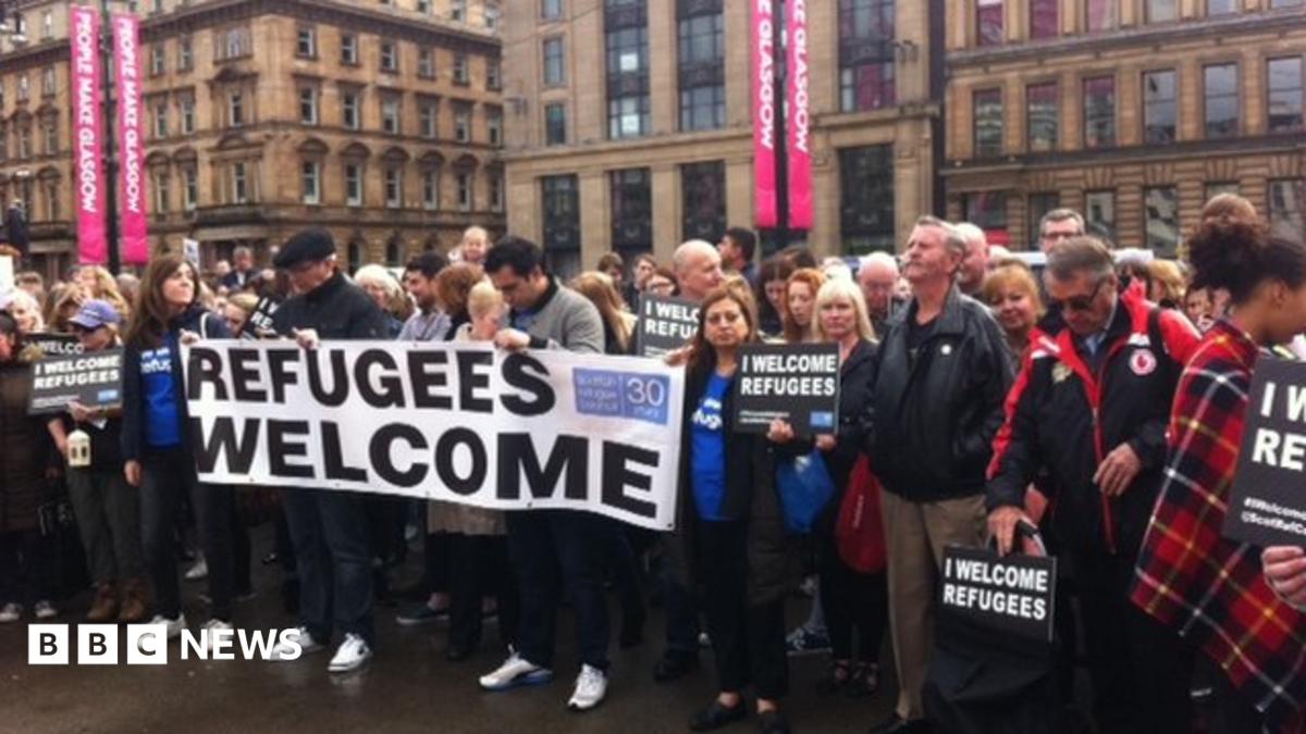 Thousands attend vigils in Scotland for refugees - BBC News