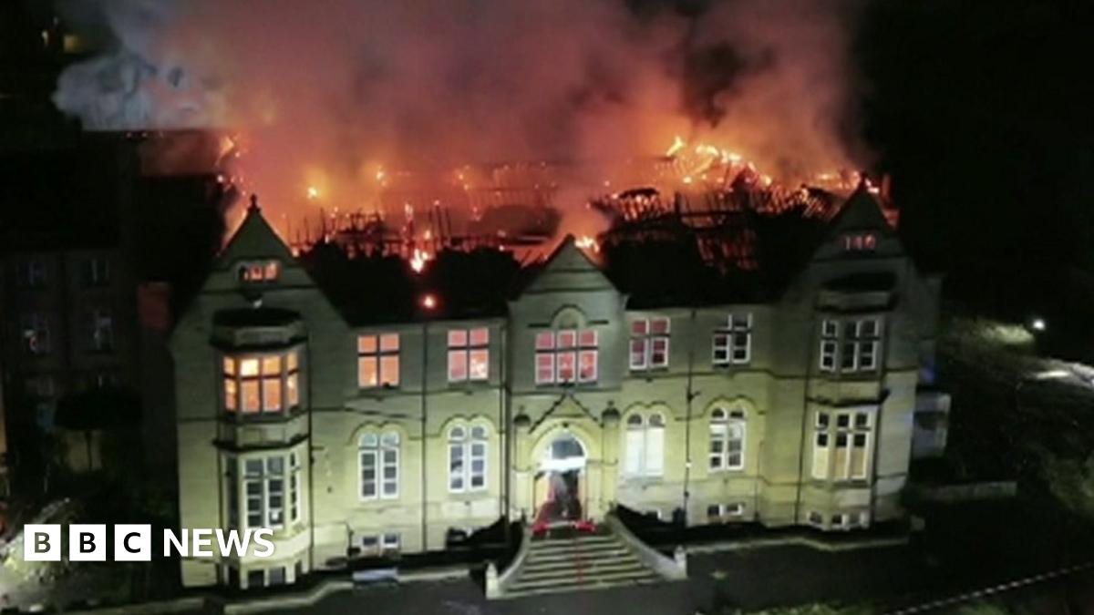 Dewsbury: Major fire at derelict building on former school site - BBC News