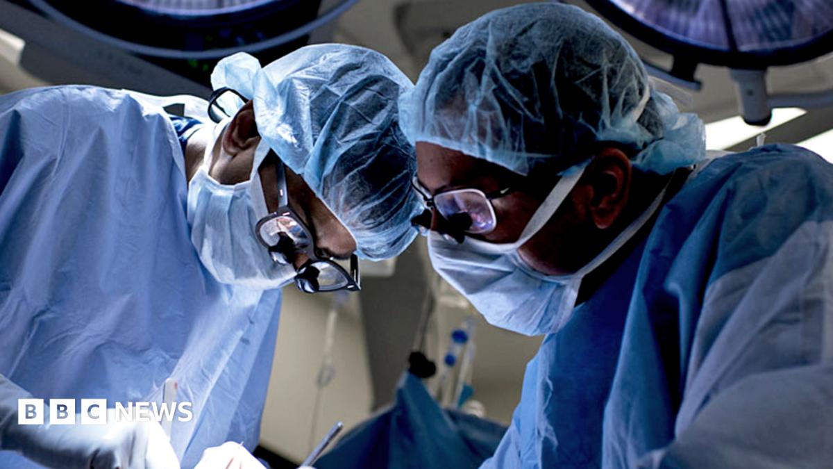 Surgeons who want you to touch knife crime - BBC News