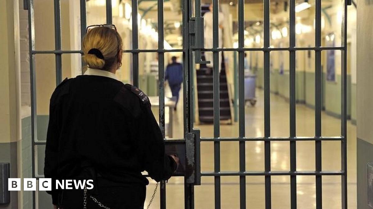 London's prisons only see an extra 22 officers in 18 months - BBC News