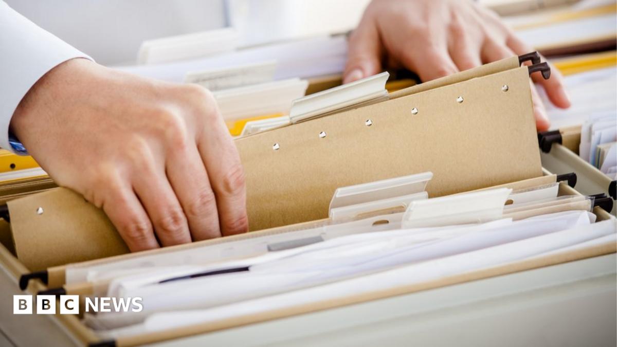 Top-secret Australian files 'left at second-hand shop' - BBC News