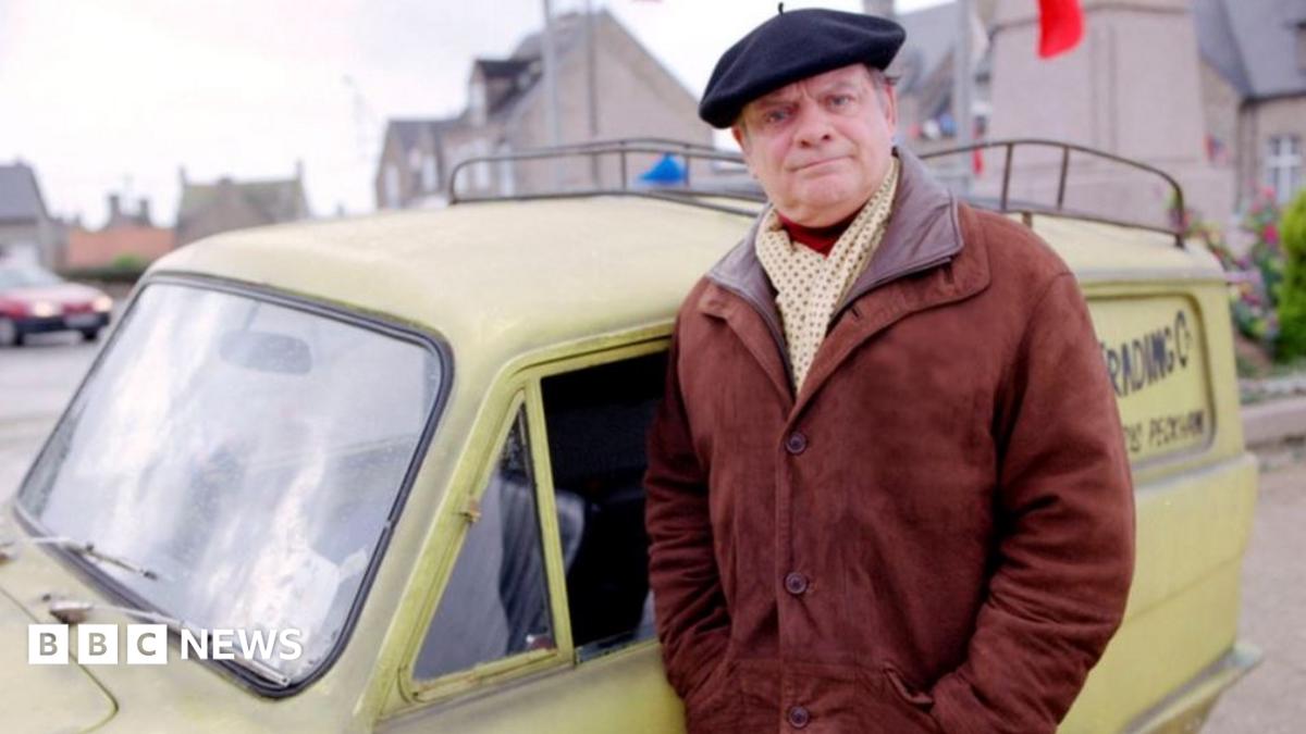 Football agent 'falls flat like Del Boy', bribery trial told - BBC News