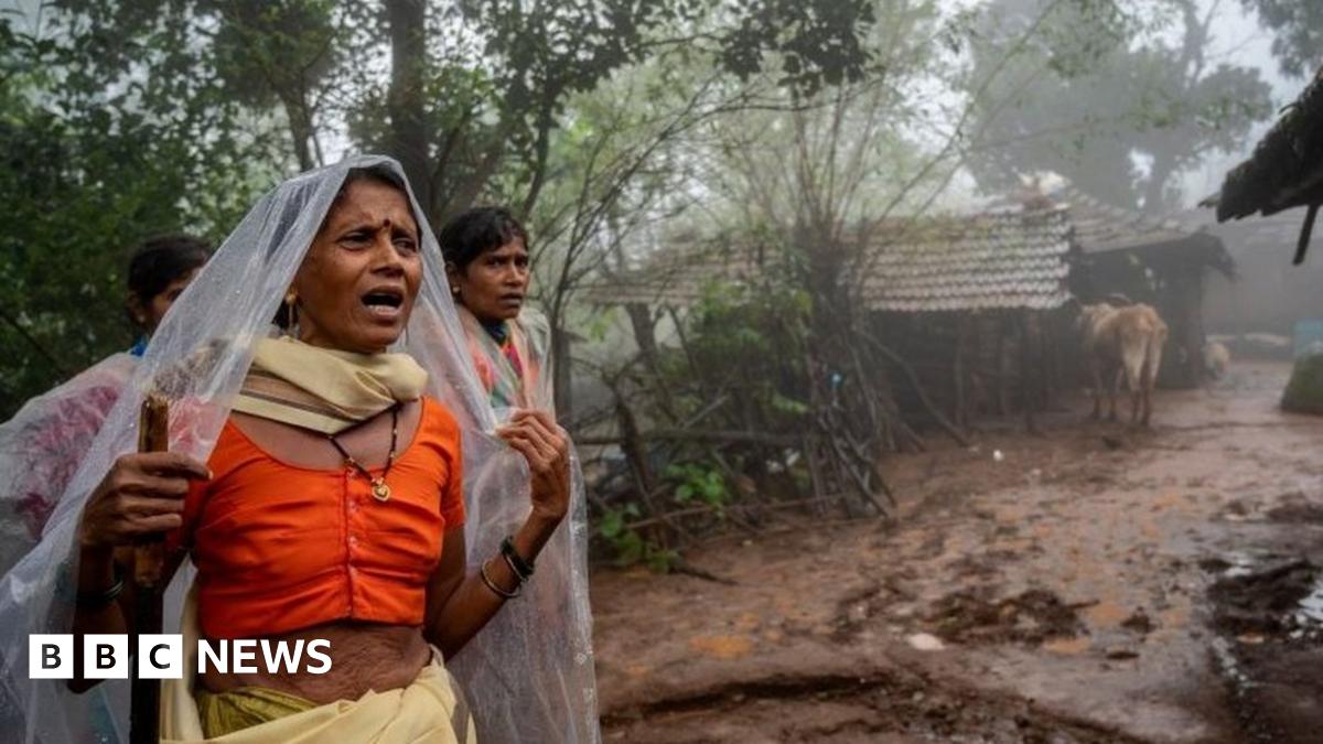Raigad: Dozens still missing as India landslide search called off - BBC News