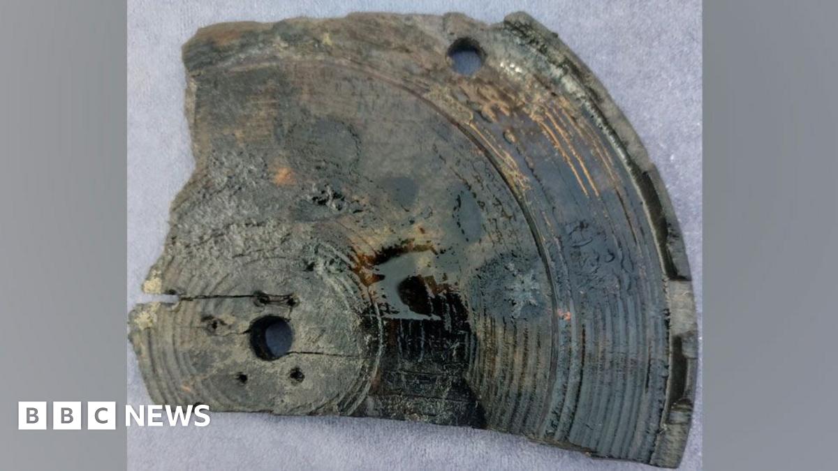 Lantern find may explain Southend 17th Century ship explosion - BBC News