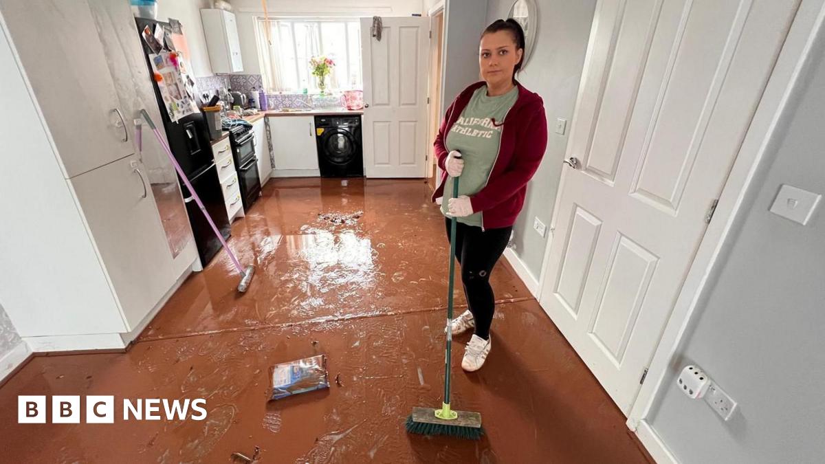 The flooded Hereford families living in fear of the rain - BBC News