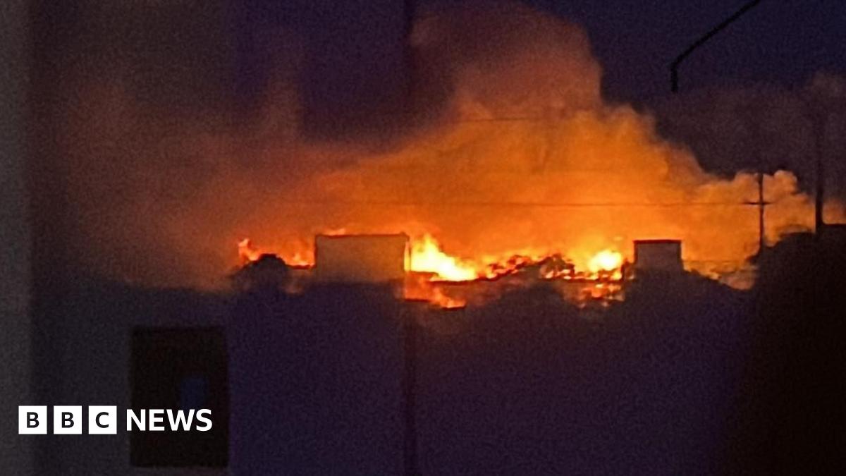 Crews tackle large-scale barn fire near Coningsby - BBC News