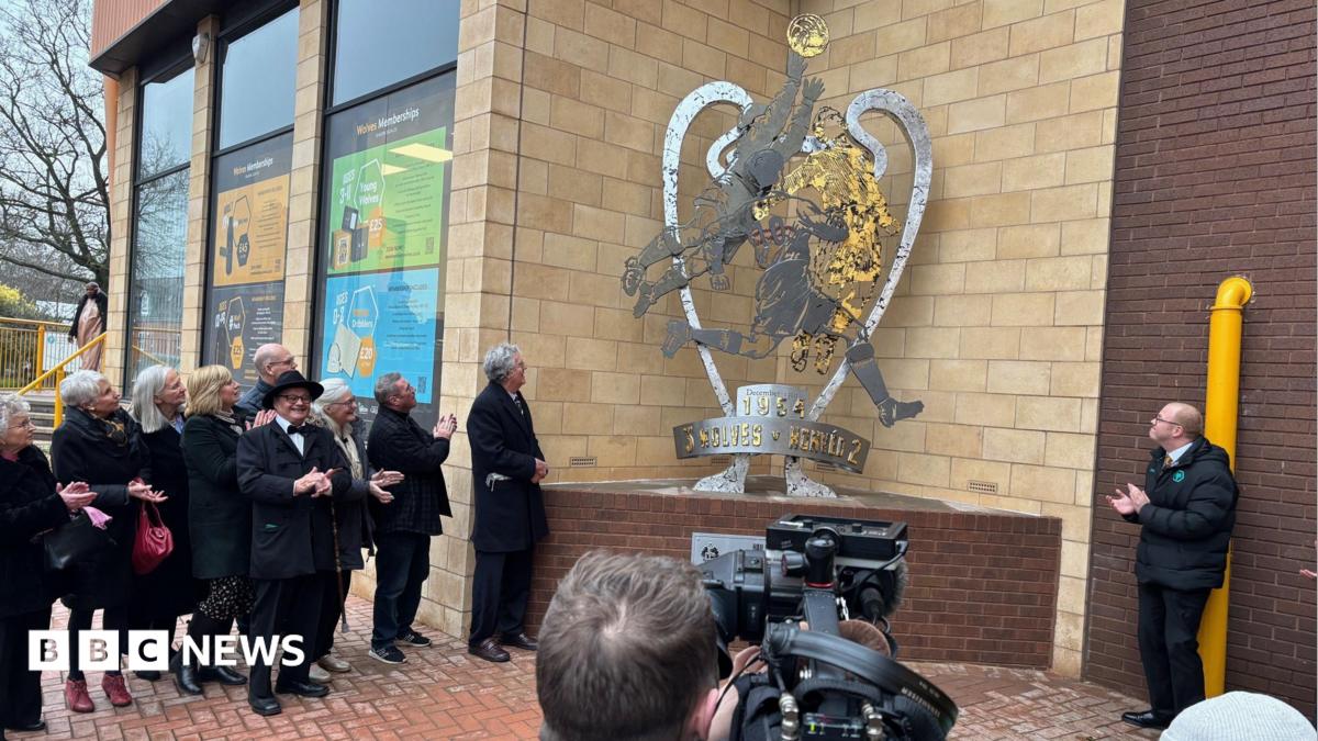 Statue at Molineux marks Wolves' epic win 70 years ago - BBC News