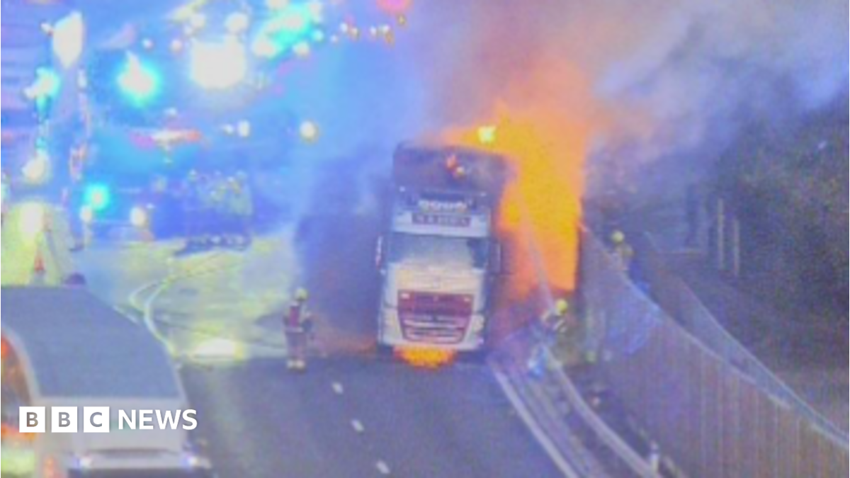M4 westbound from J6-8/9 in Berkshire closed after lorry fire - BBC News